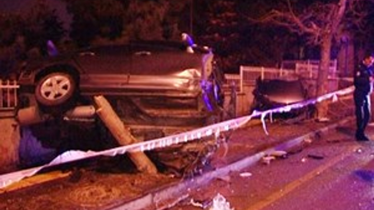 Takla atan otomobil ikiye bölündü SacitAslan
