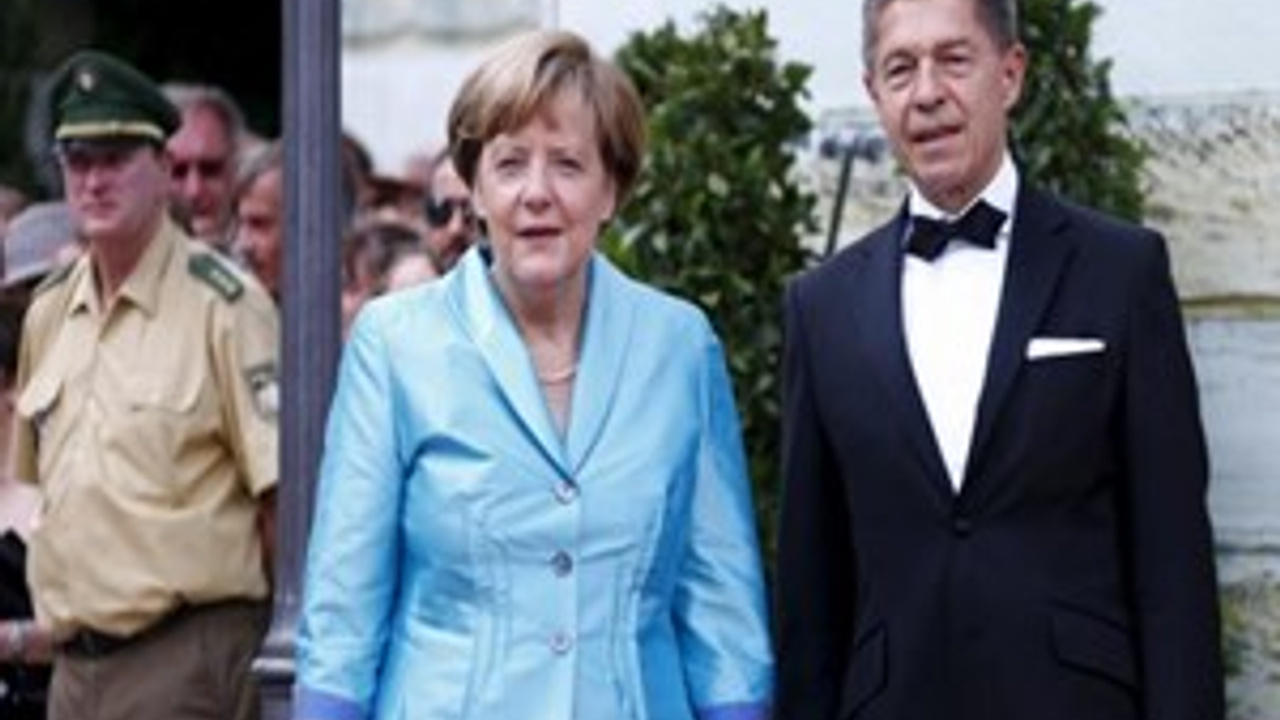 'Angela Merkel operada bayıldı' iddiası!.. - SacitAslan.com