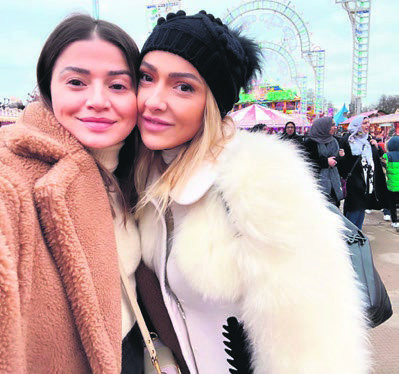 Hadise annesi ve kardeşiyle tatilde - SacitAslan.com